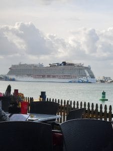 Fishlips Waterfront Bar & Grill in Port Canaveral | Seafood & Entertainment